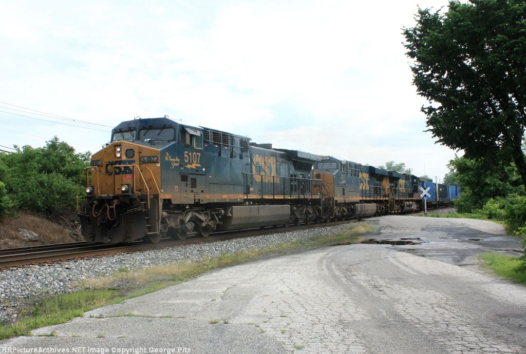 CSX 5107 and train Q033